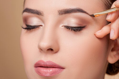 Eyebrow shaping: what is it and how to do it?