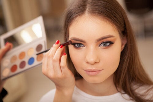 5 mistakes when applying makeup to droopy eyelids